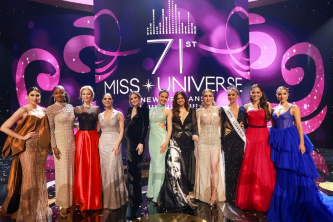 R'Bonney Gabriel joins past Miss Universe winners in family photo
