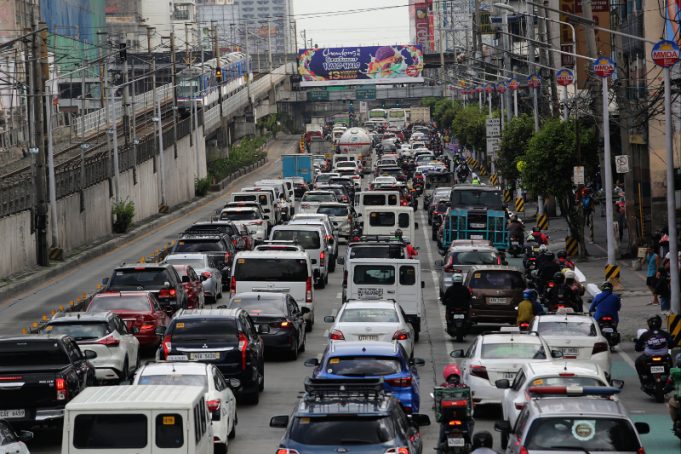'Time is gold': Pinay prepares lumpia while stuck in Holy Week traffic