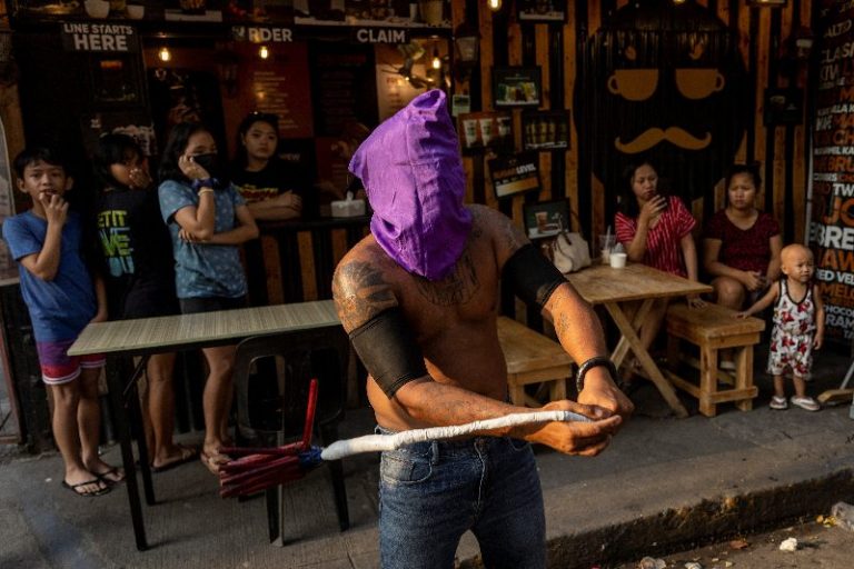 Filipino Catholics mark Jesus' crucifixion with self-flagellation ...