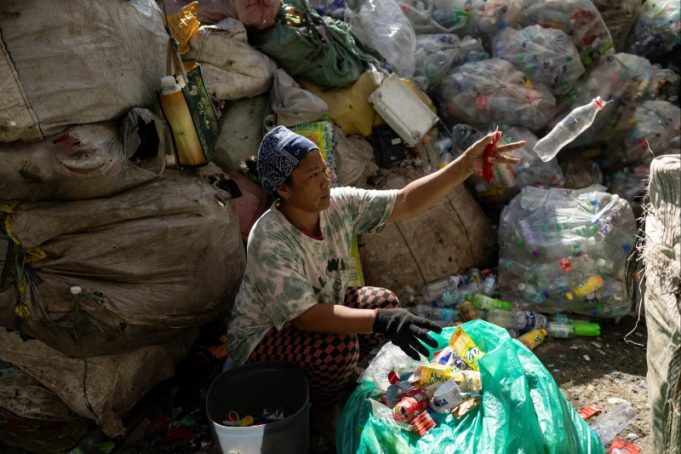 Philippines' zero-waste bid relies on informal workers