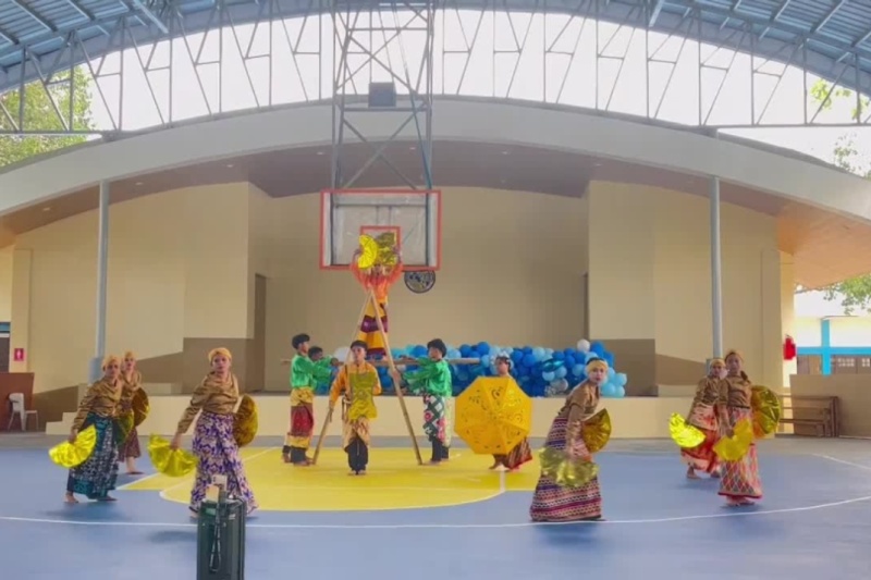 'The show must go on': Wardrobe malfunction captured during folk dance ...