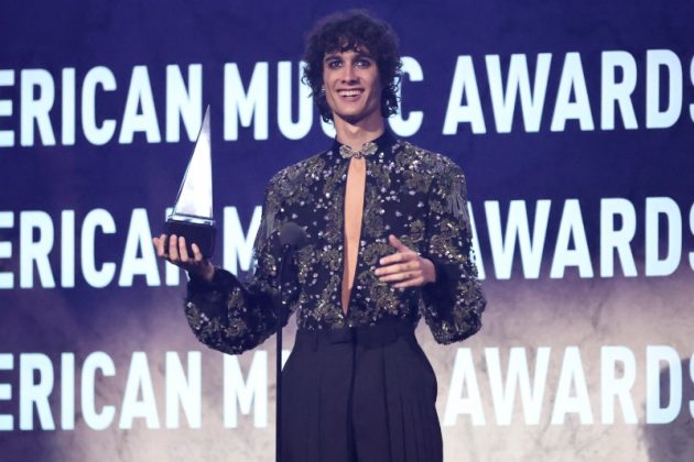 Fans honor Sombr and 'Golden' at American Music Awards