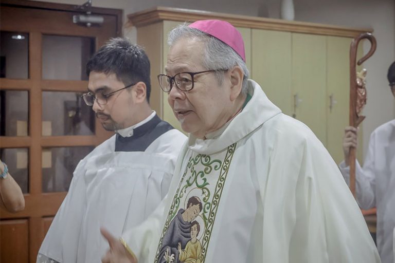 Church server defends priest over expression during Mass