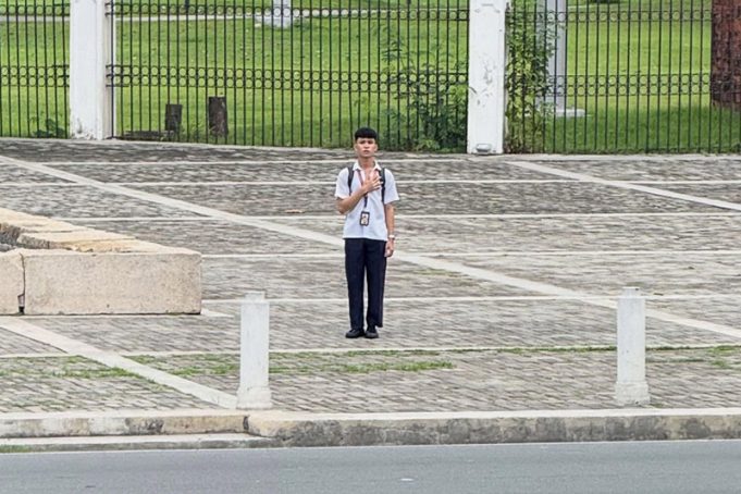 Patriotic moment: Student's respectful gesture during national anthem ...