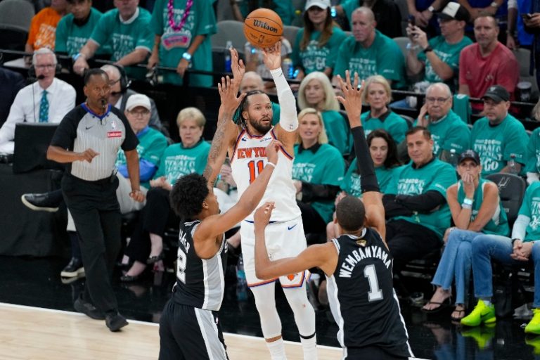 Jalen Brunson sparks Knicks' rally past Spurs in Finals opener