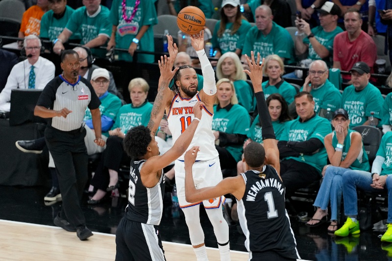 Jalen Brunson sparks Knicks' rally past Spurs in Finals opener